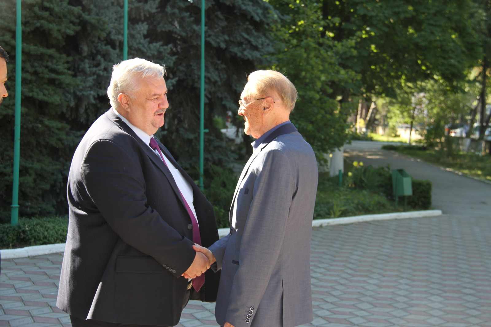 Fostul președinte al României, prof. dr. Emil Constantinescu a vizitat ...